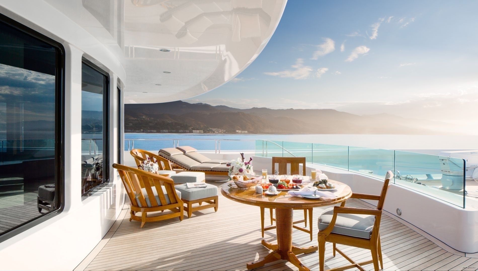 Yacht INVICTUS, Delta Marine | CHARTERWORLD Luxury Superyacht Charters